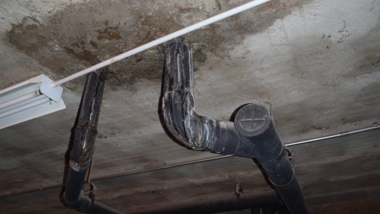 Flujo De Agua En El Techo Del Edificio